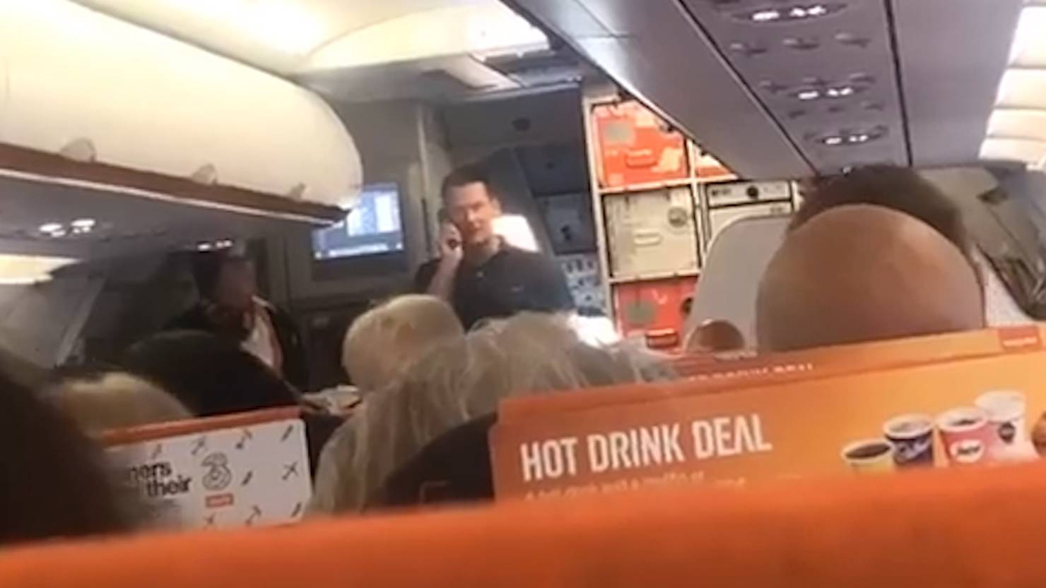 Pilot vor Abflug ausgefallen: Passagier übernimmt Steuerknüppel - TeleZüri Pilot vor Abflug ausgefallen: Passagier übernimmt Steuerknüppel - TeleZüri