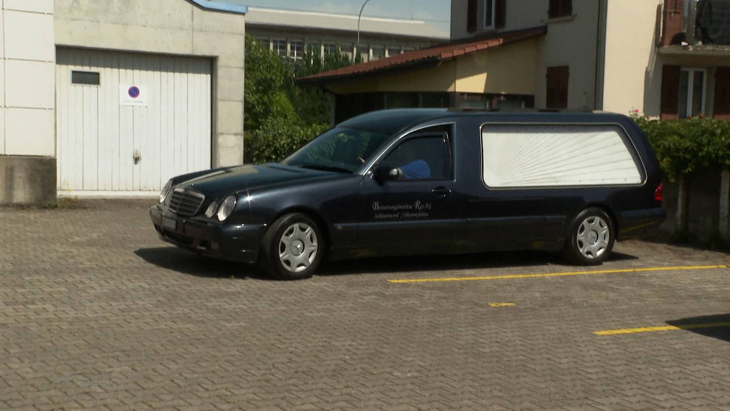 Wie wäre es mit einem Leichenwagen als neues Auto? | TeleM1