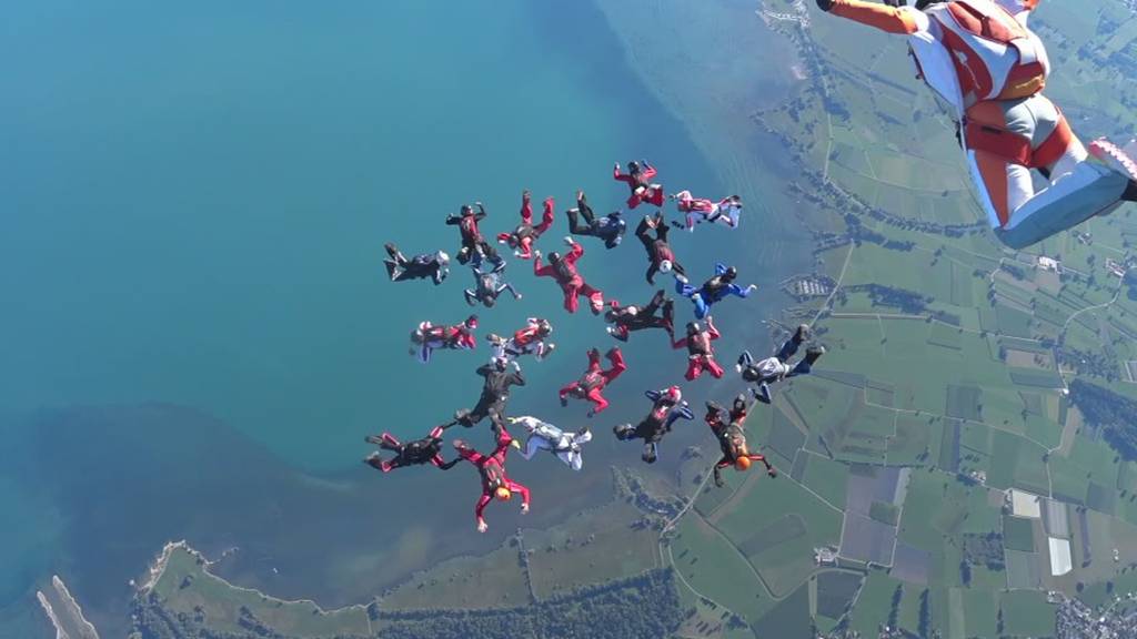 Kunst in der Luft über dem Flugplatz Altenrhein | TVO Online