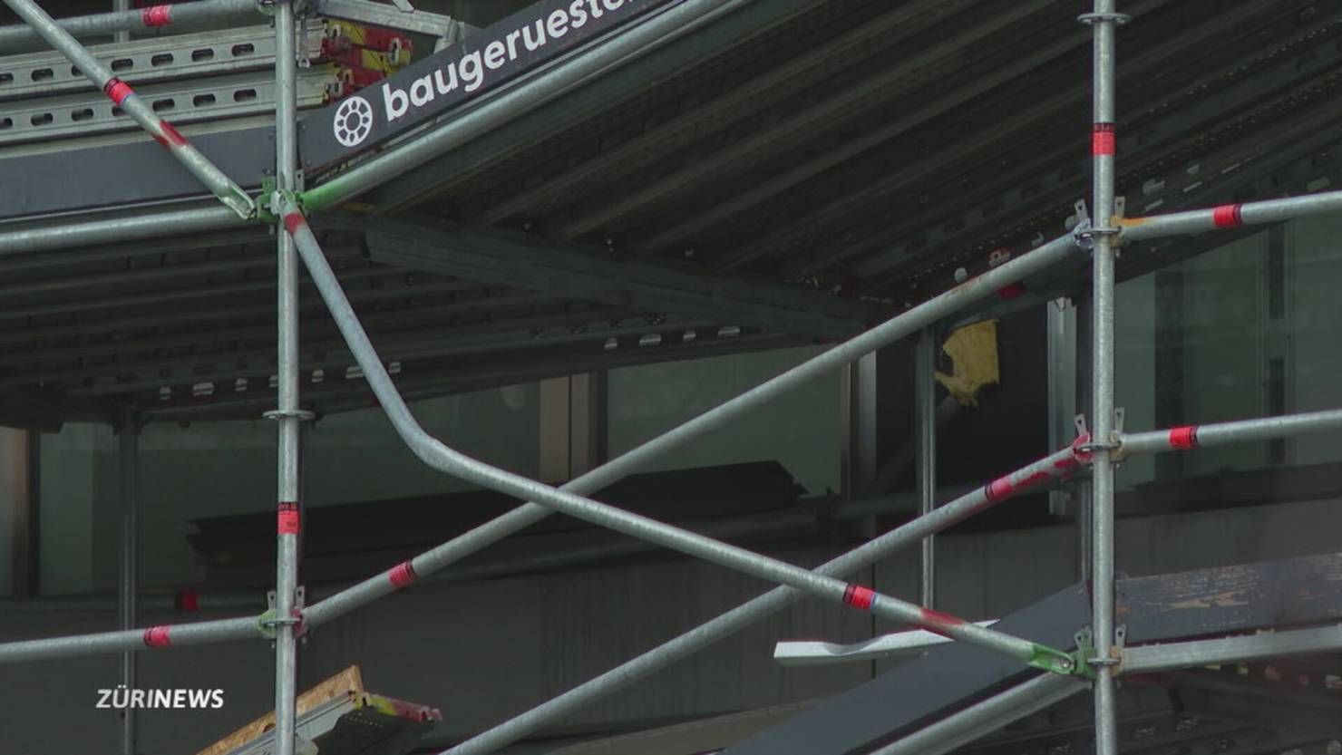Einsturzgefahr: 80-Meter-Gerüst in Seebach muss abgebaut werden | TeleZüri