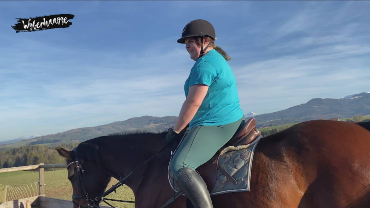 Hoch zu Ross mit Riesen Angela | TeleBaern