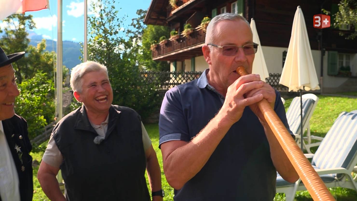 Röbi beeindruckt Gabi mit seinen Künsten am Alphorn | Tele1