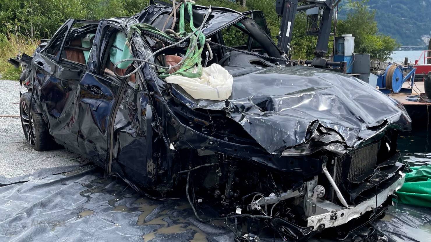 Axenstrasse: Das versunkene Auto konnte geborgen werden | TeleM1 Axenstrasse: Das versunkene Auto konnte geborgen werden | TeleM1