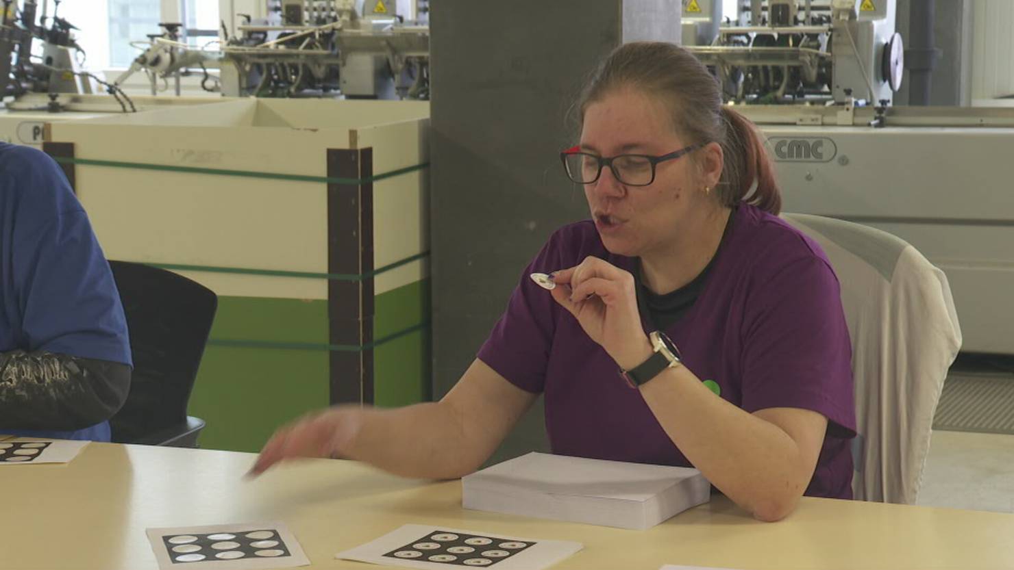 Valida-Mitarbeitende verpacken über 4000 Briefe | TVO Online