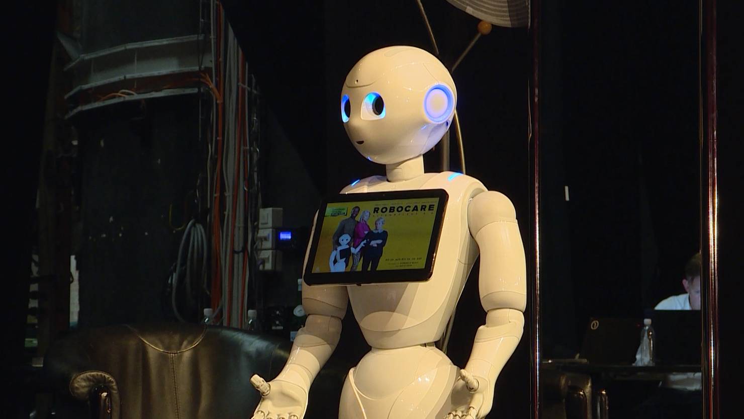 Roboter ”Pepper” übernimmt Hauptrolle in Theaterstück | TeleZüri