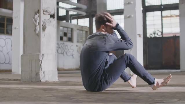 Wir haben Luca Hännis Musikvideo zu Powder genau unter die Lupe ...