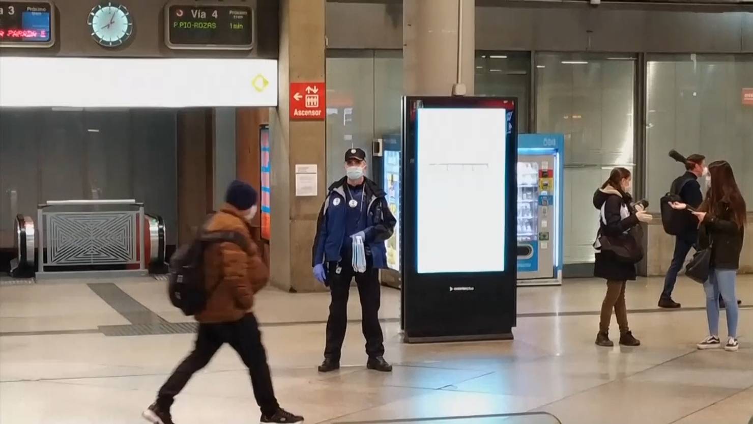 Spanier dürfen wieder zur Arbeit: Polizei verteilt Masken an Pendler ...