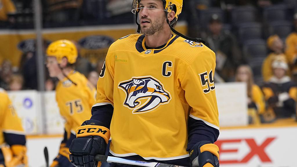 Roman Josi, Nino Niederreiter und Kevin Fiala mit Rücken zur Wand ...