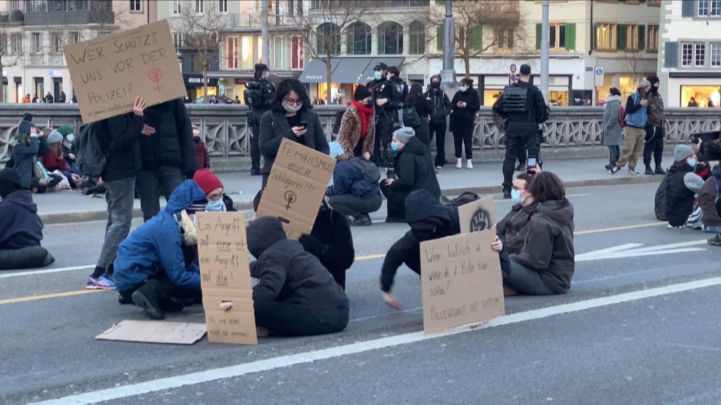 Sitzstreik in Zürich: Rund 100 Personen demonstrierten gegen Polizeigewalt | TeleZüri