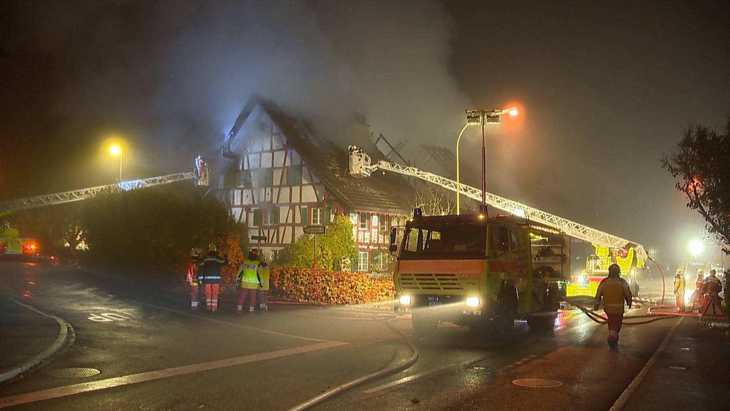 Höri (ZH): Mehrfamilienhaus in Vollbrand - neun Personen evakuiert ...