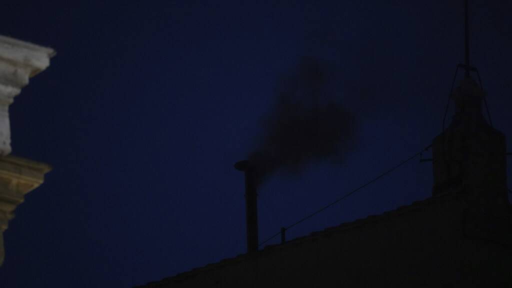 Schwarzer Rauch: Noch kein neuer Papst gewählt | Radio Central