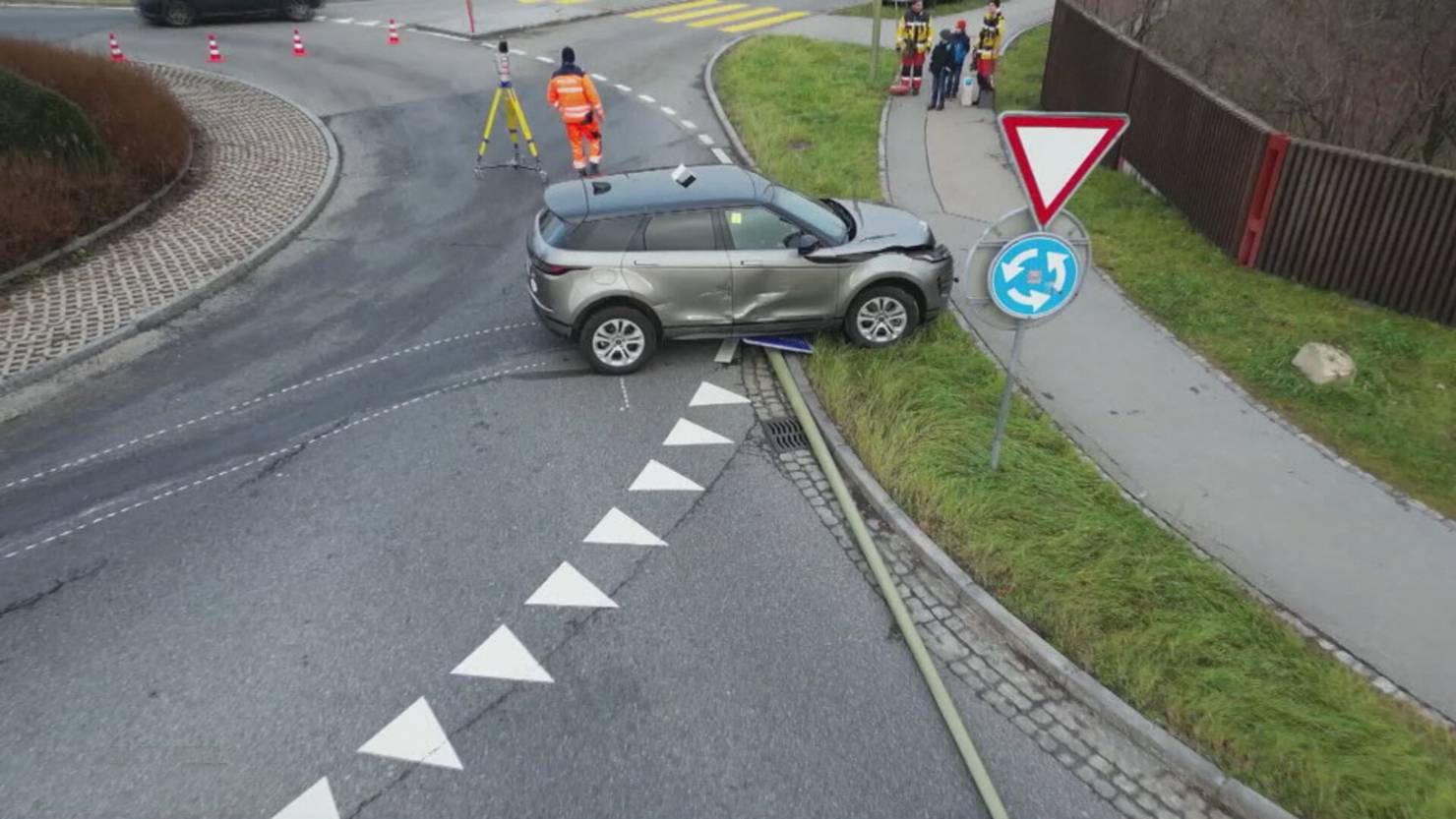 16-Jähriger klaut Auto und liefert sich 30 Kilometer Verfolgungsjagd ... 16-Jähriger klaut Auto und liefert sich 30 Kilometer Verfolgungsjagd ...