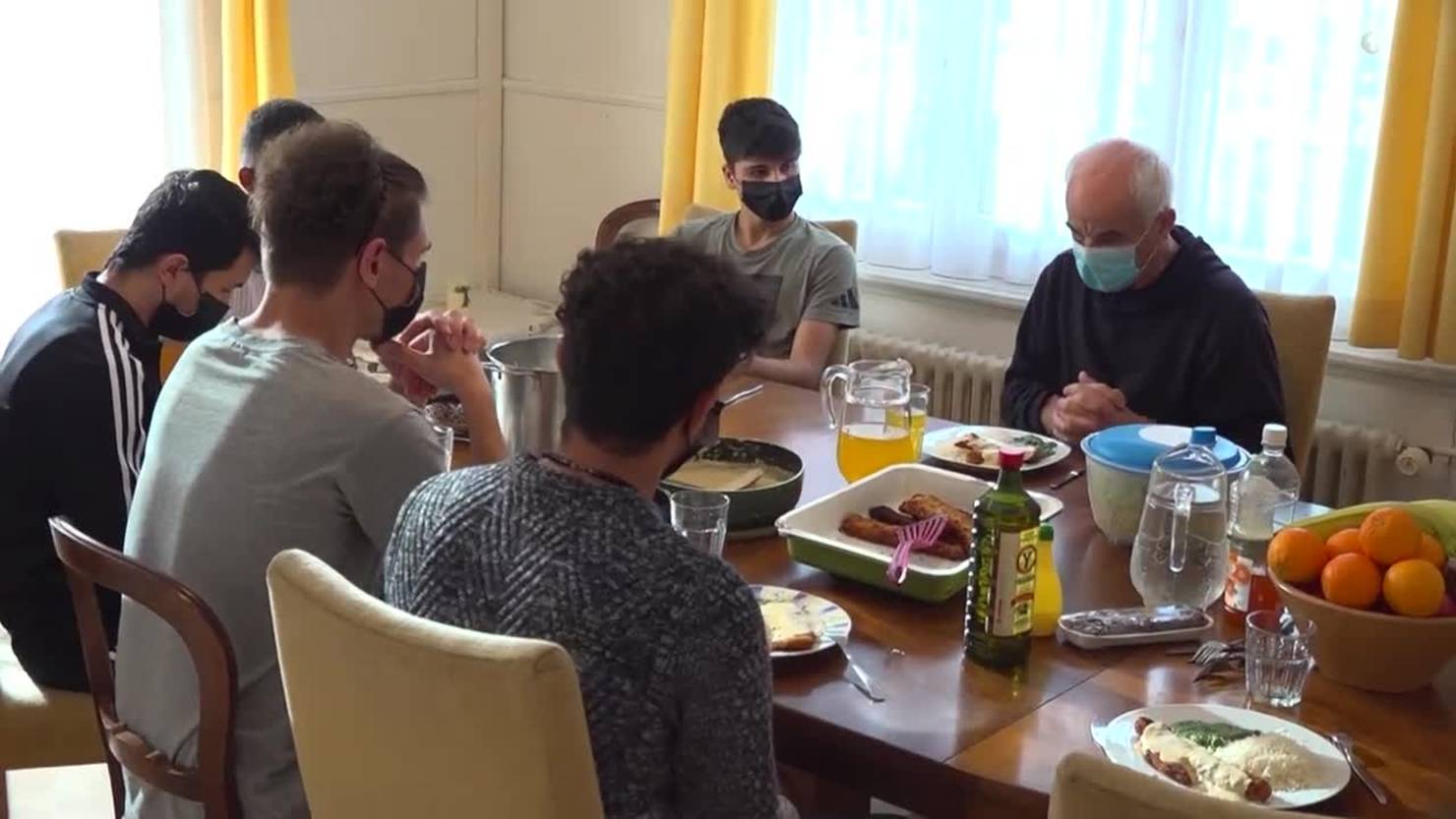 WG mal anders: Der Pfarrer und die Flüchtlinge | Tele1