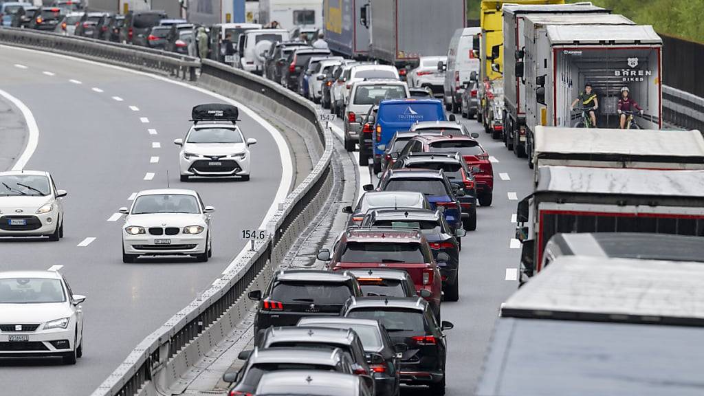 15 Kilometer Stau vor dem Gotthard-Nordportal | Radio Central