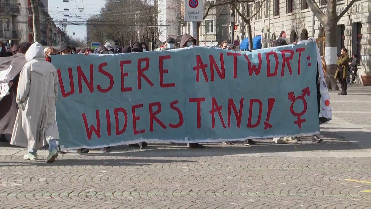 Zürich: Hunderte Menschen protestieren an kurzer Frauen-Demo | TeleBaern