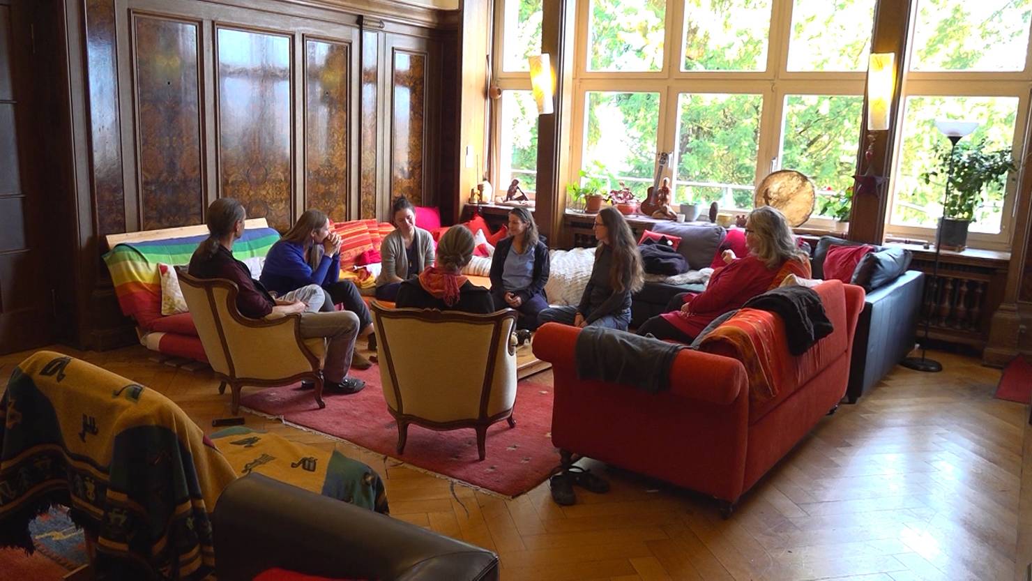 WG mal anders: Das Haus der 18 Achtsamen | TeleZüri