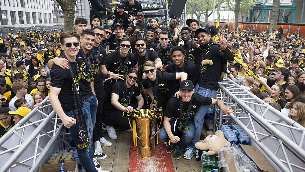 Tausende Fans feiern Meistertitel von YB auf Berner Bundesplatz | Radio ...