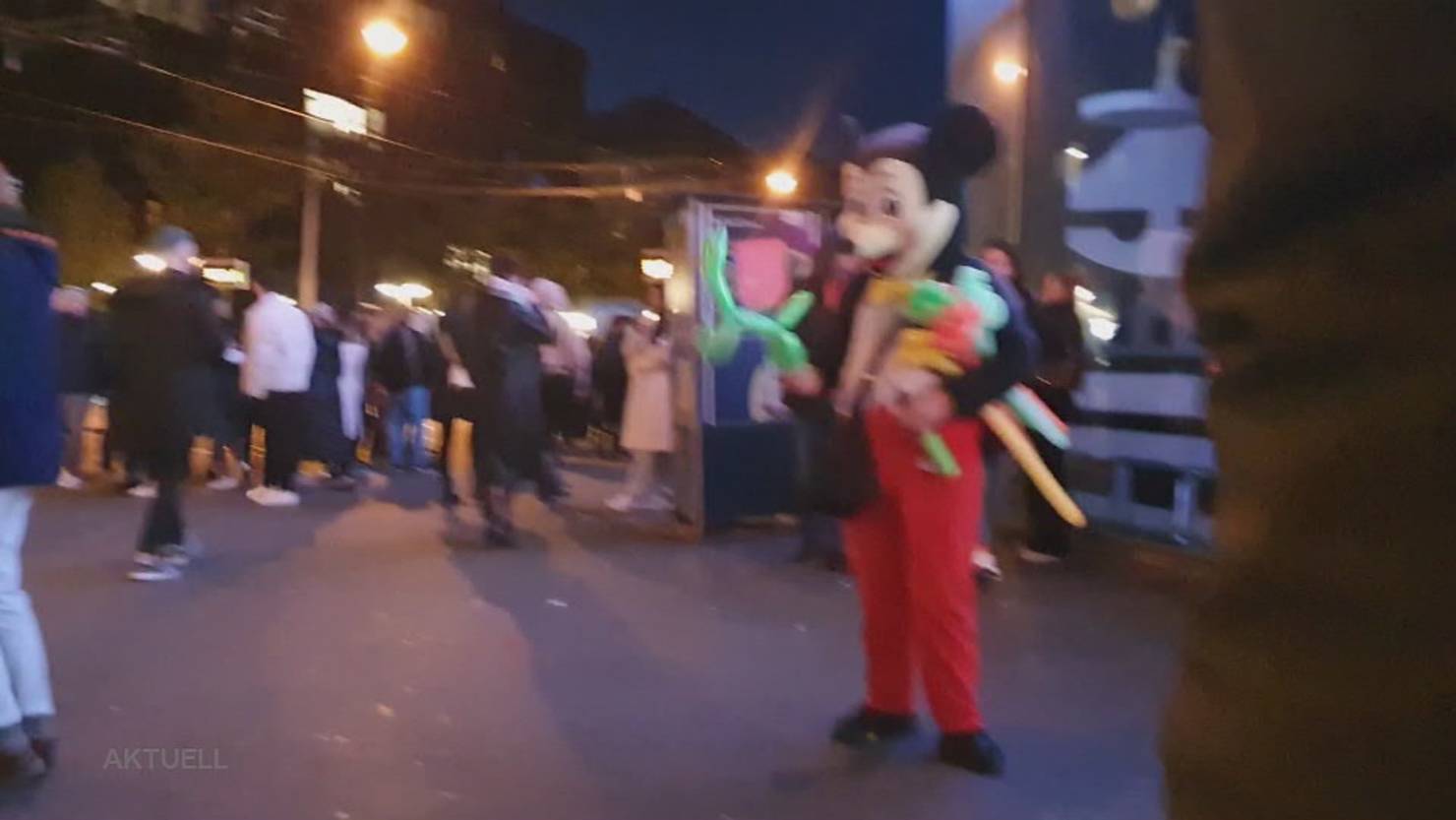 Fiese Masche: Als Mickey Mouse verkleidete Bettler wollen Herbstmesse ...