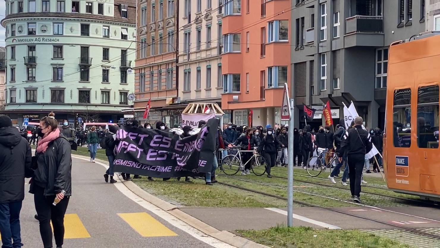 Unbewilligte Demo im Kreis 4 | TeleZüri