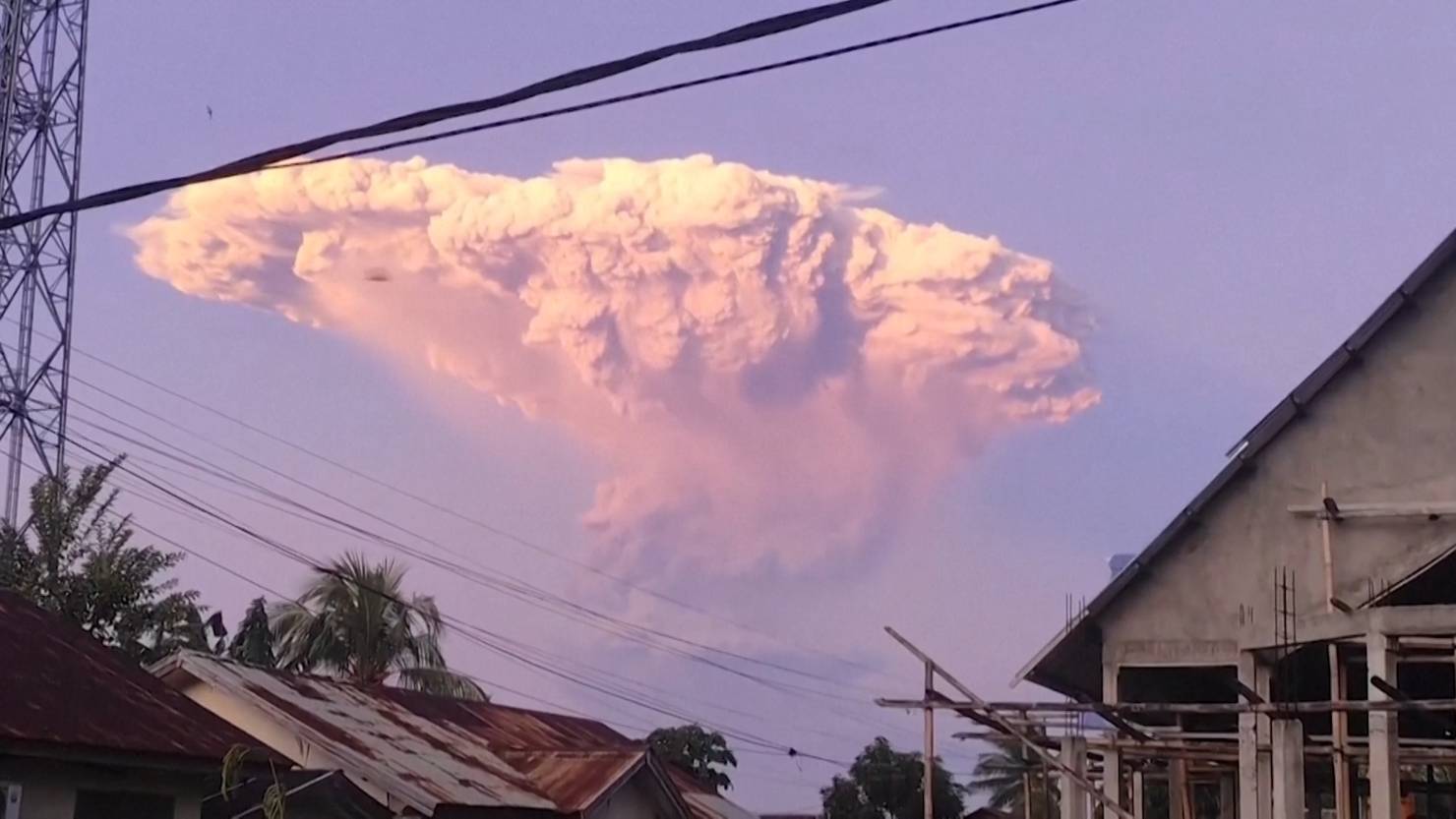 Vulkan auf Indonesien sorgt für elf Kilometer hohe Aschewolke | Tele1