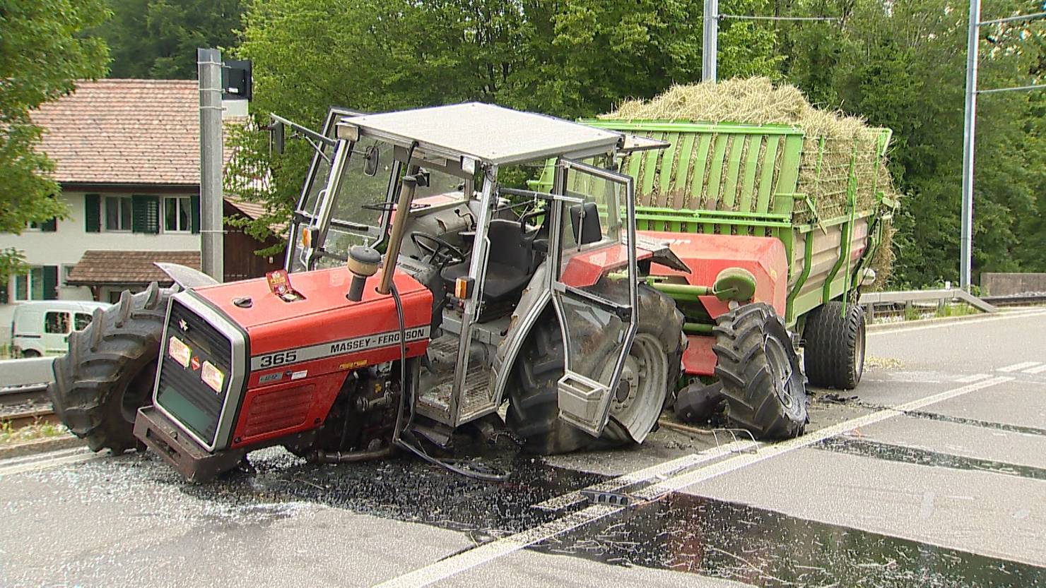 Schwerer Unfall zwischen Auto und Traktor | TeleZüri