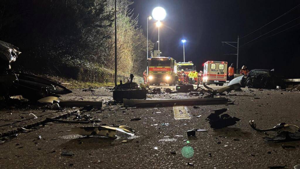Drei Verletzte bei Frontalkollision in Langnau am Albis | Radio Central