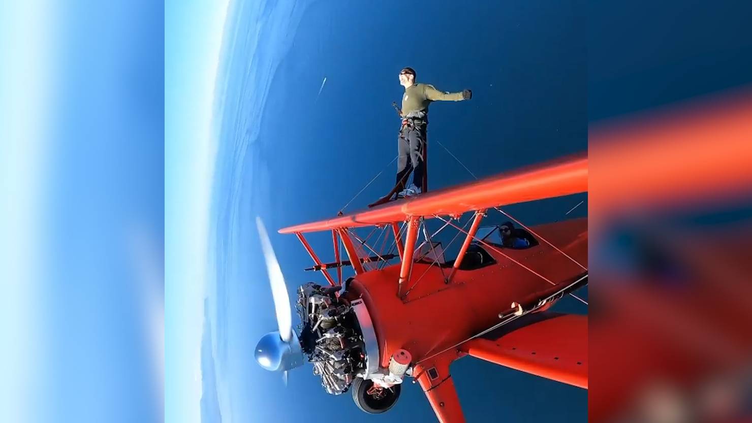 Beim Looping auf dem Flugzeug stehen? - Er hat's gemacht | TeleM1