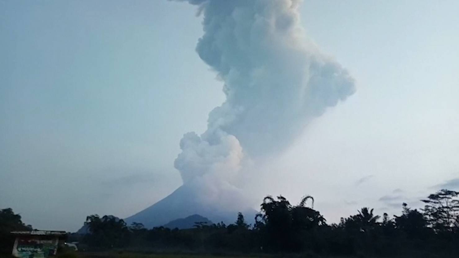 Indonesischer Vulkan spuckt Asche sechs Kilometer hoch | TeleZüri