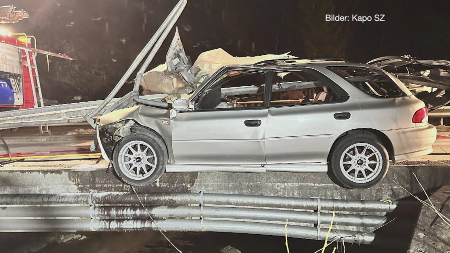 Leitplanke spiesst Auto auf in Unteriberg | Tele1