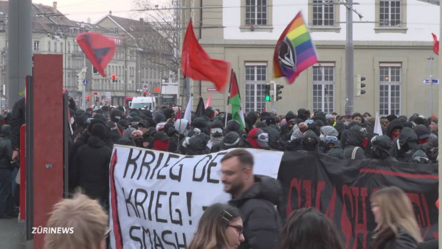 Anti-WEF-Demonstrierende eingekesselt | TeleZüri