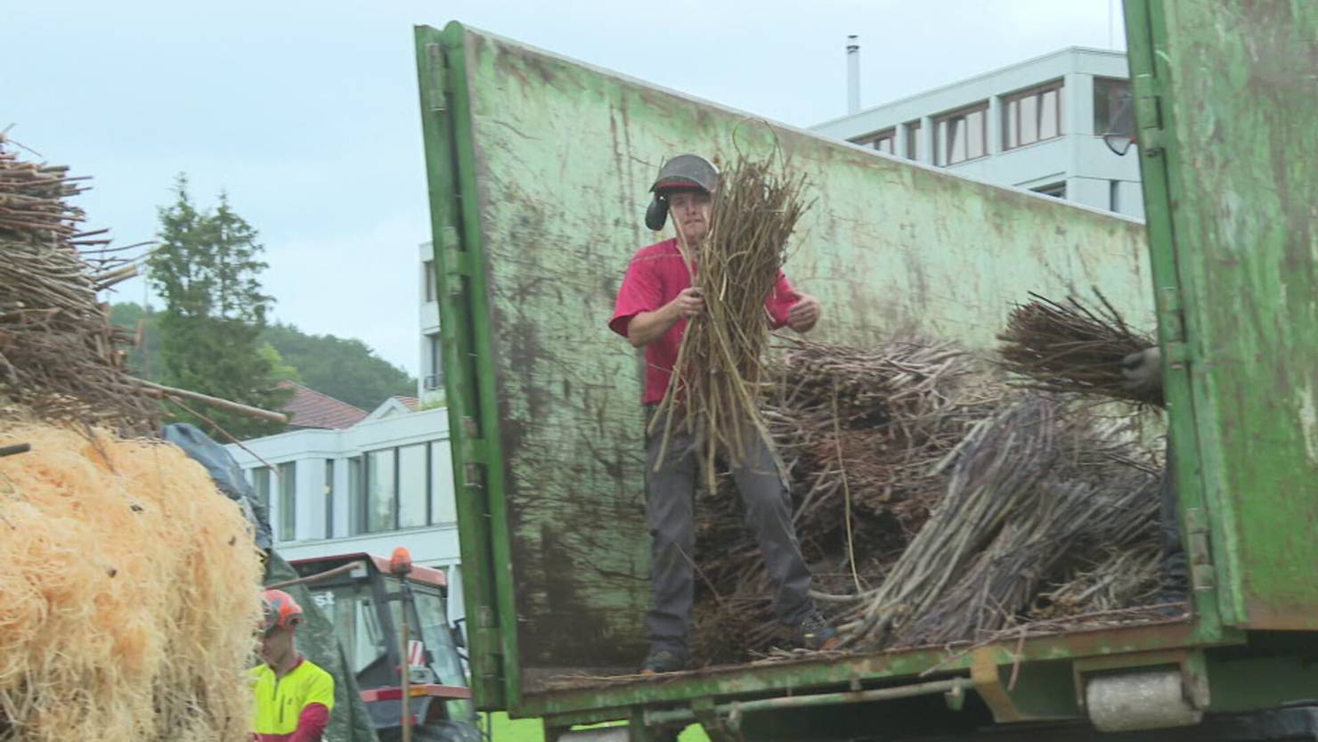 Der Böögg soll endlich brennen, doch das Wetter spielt nicht mit | TVO ...