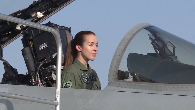 Erste Kampfjet-Pilotin der Schweiz heisst Fanny Chollet | TeleBaern