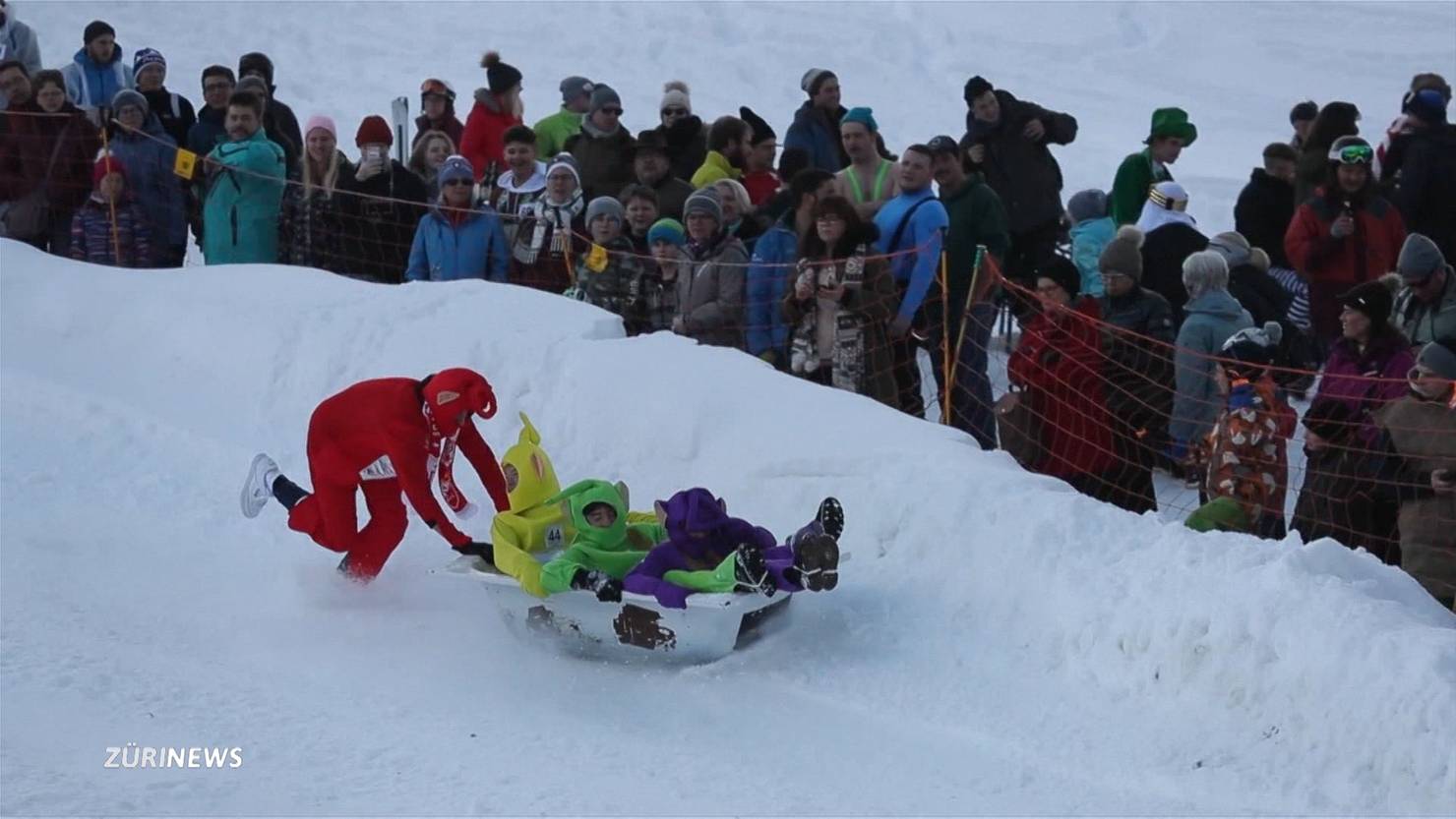 Gaudi am 8. Badewannenrennen in Stoos | TeleZüri