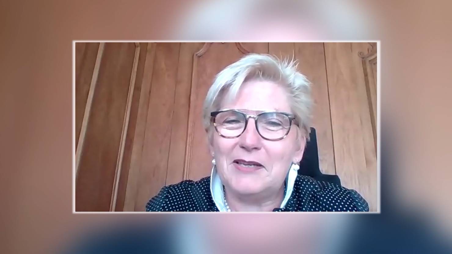 Berner Finanzdirektorin Beatrice Simon auf dem Sofa Jaune - TeleBärn