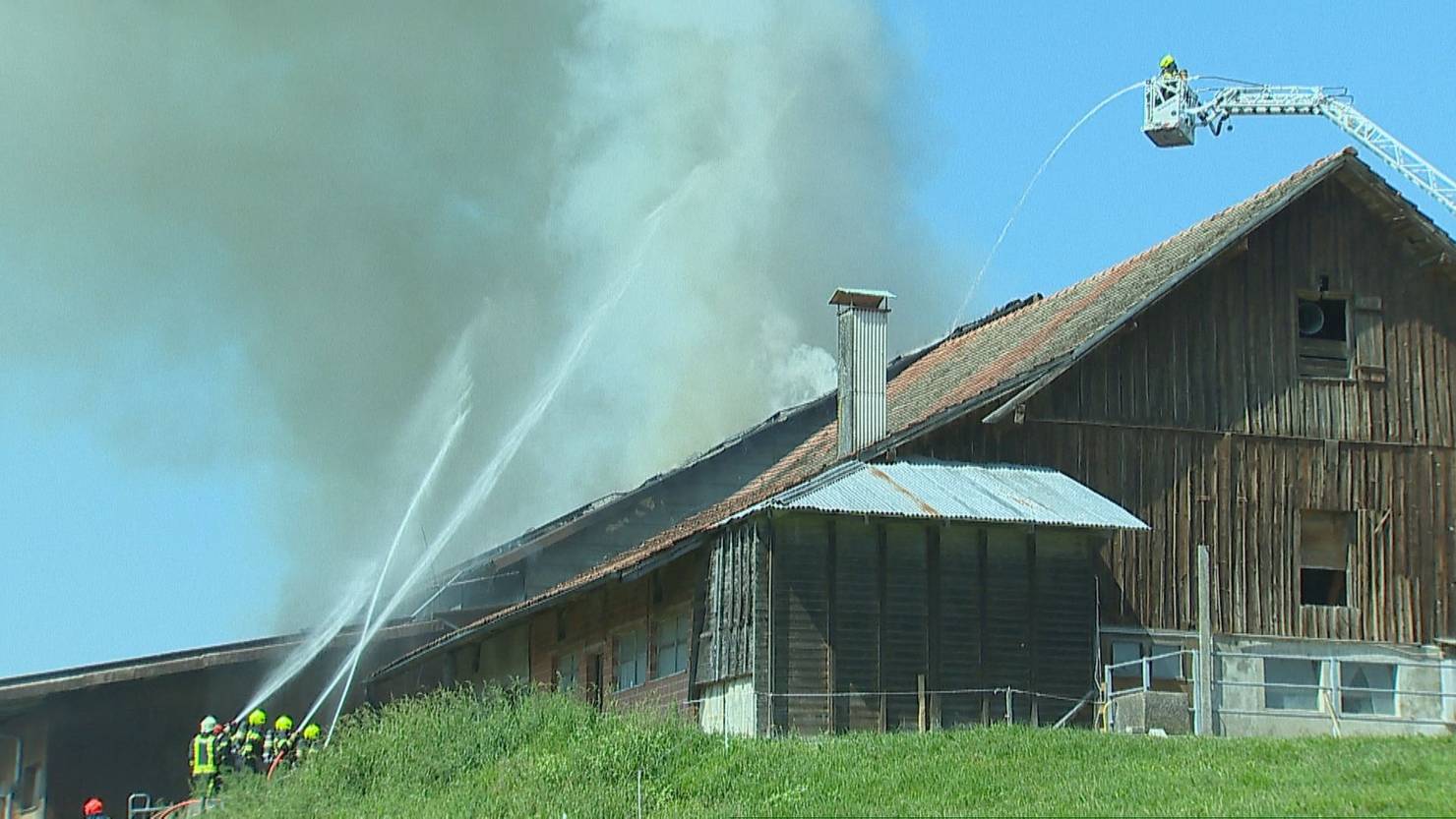 Scheune in Amlikon-Bissegg in Vollbrand | TeleZüri