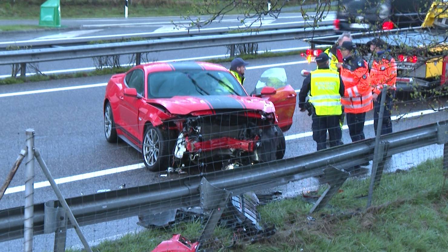 Selbstunfall auf A1: Autofahrer kracht mit Ford Mustang in Leitplanke ... Selbstunfall auf A1: Autofahrer kracht mit Ford Mustang in Leitplanke ...