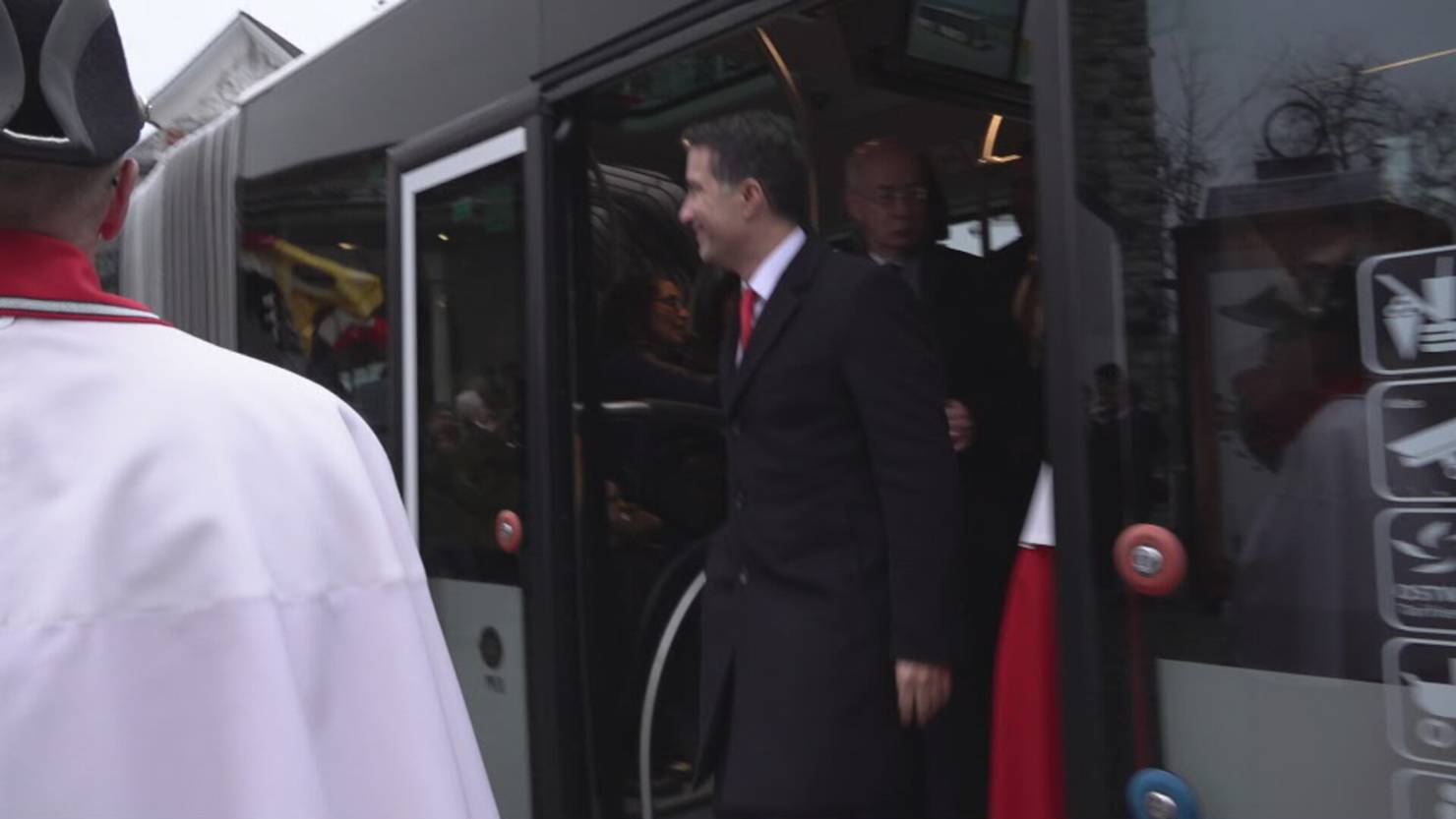 Grosse Ehre: Ständeratspräsident Andrea Caroni frenetisch in Herisau ...