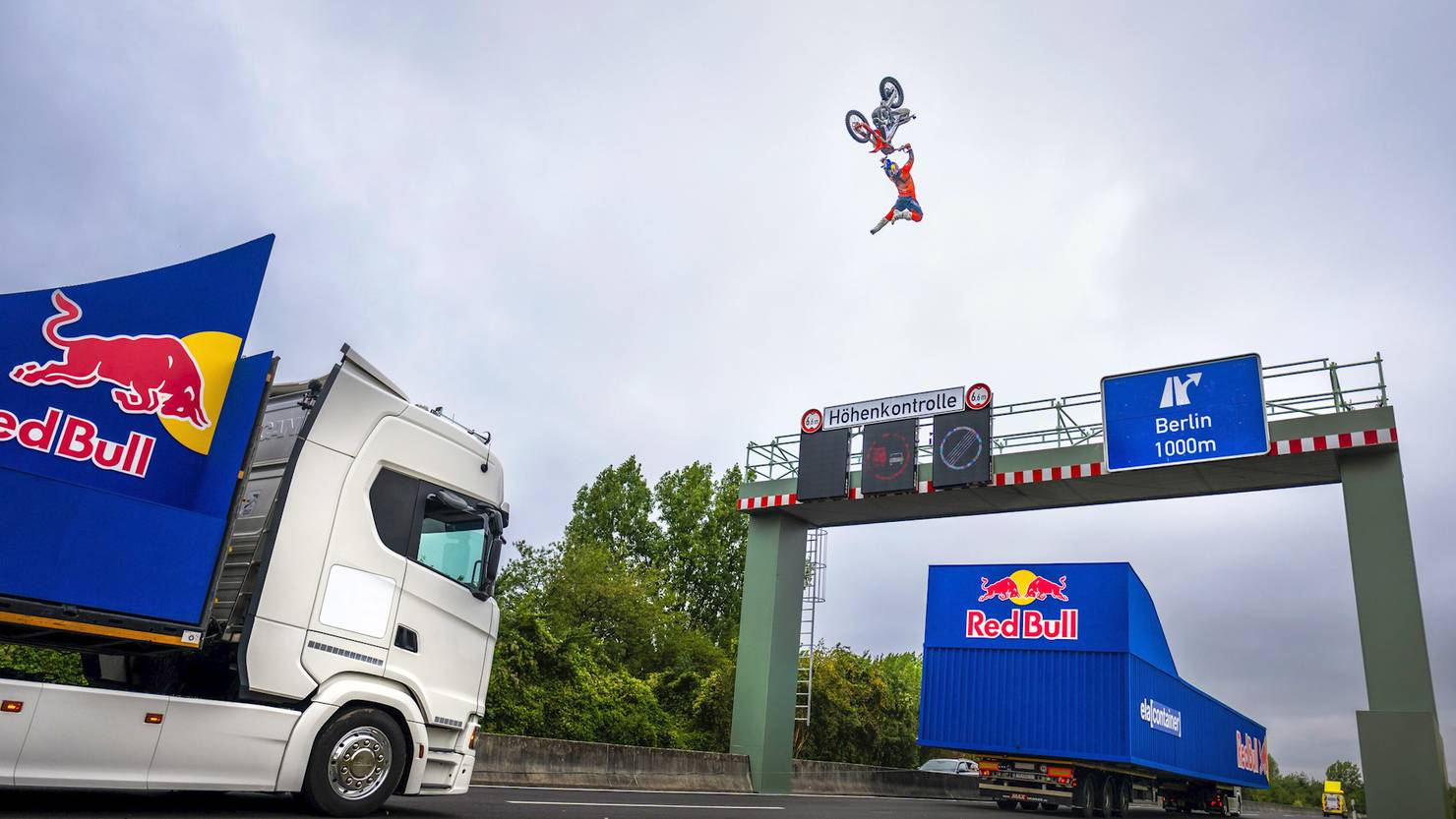 Motocross-Fahrer wagt Backflip zwischen zwei fahrenden LKWs | Tele1