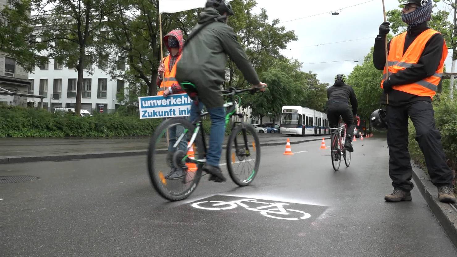 Guerilla-Aktion: Zürcher Velo-Aktivisten besetzen Autospur mitten im ...