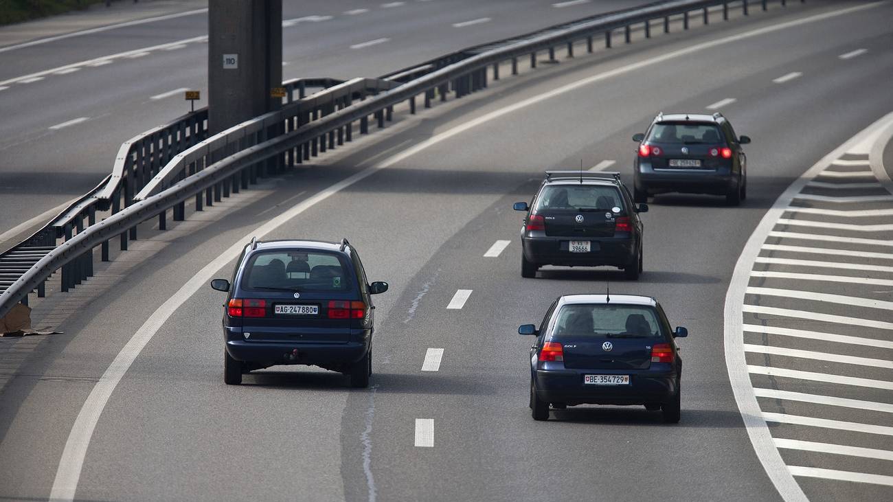 Erstaunlich Autobahn Rechts Vorbeifahren Bild