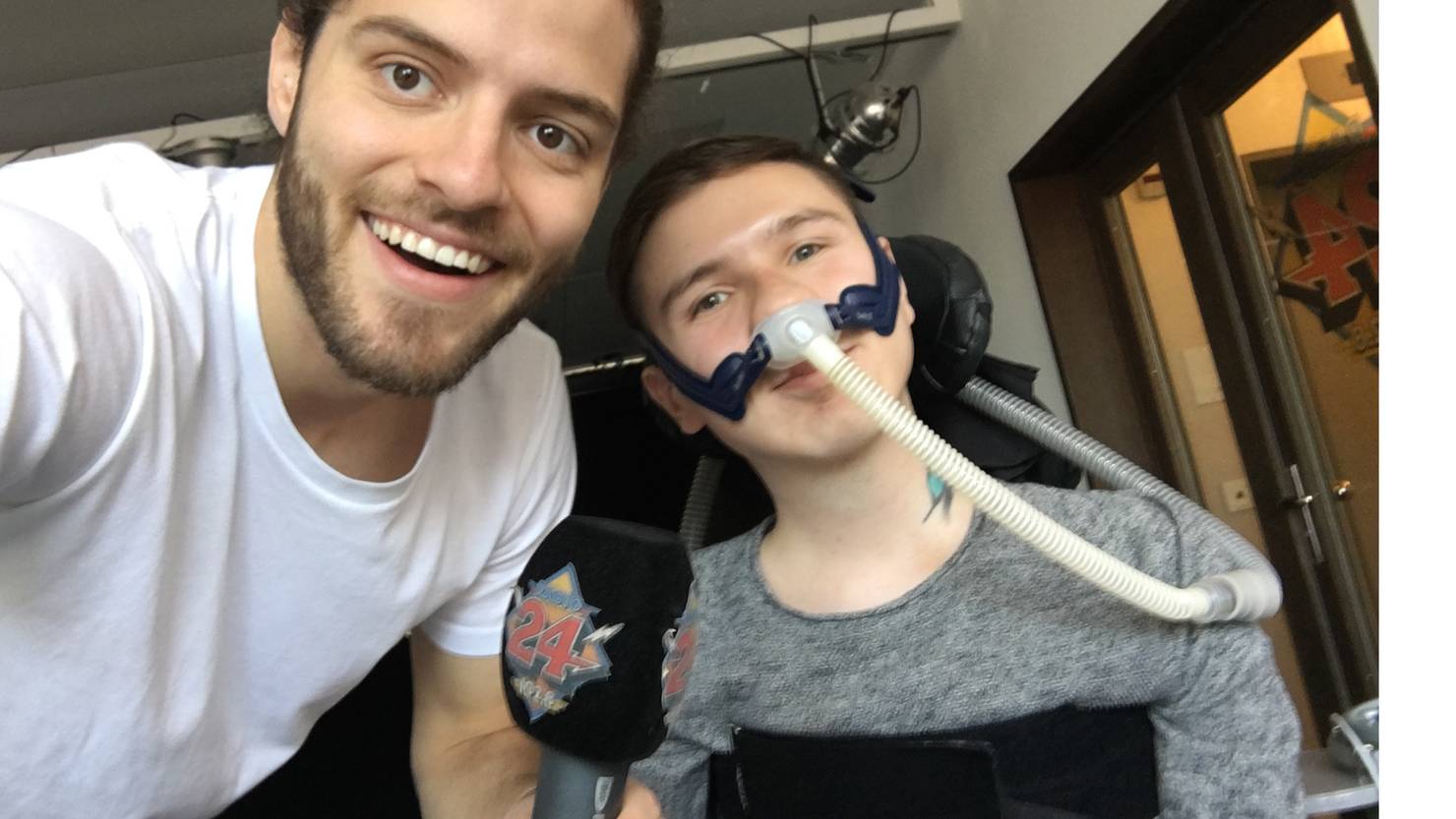 Amir Gashi sitzt wegen einer Muskelkrankheit im Rollstuhl und ist DJ ...