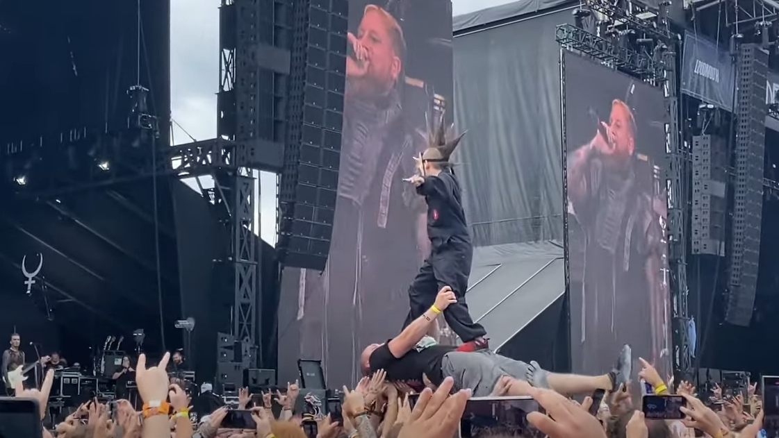 Kind surft am Slipknot Konzert über die Crowd | Virgin Radio